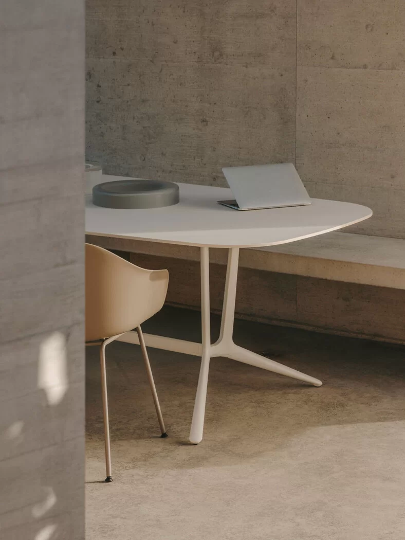 TRAIL | Meeting: Table with legs and joints in die-cast aluminium, tops ...