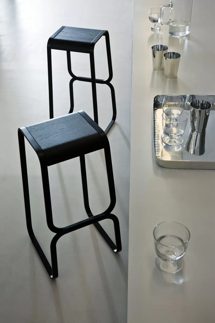 CONTINUUM: Design Hocker aus Metall – Lapalma